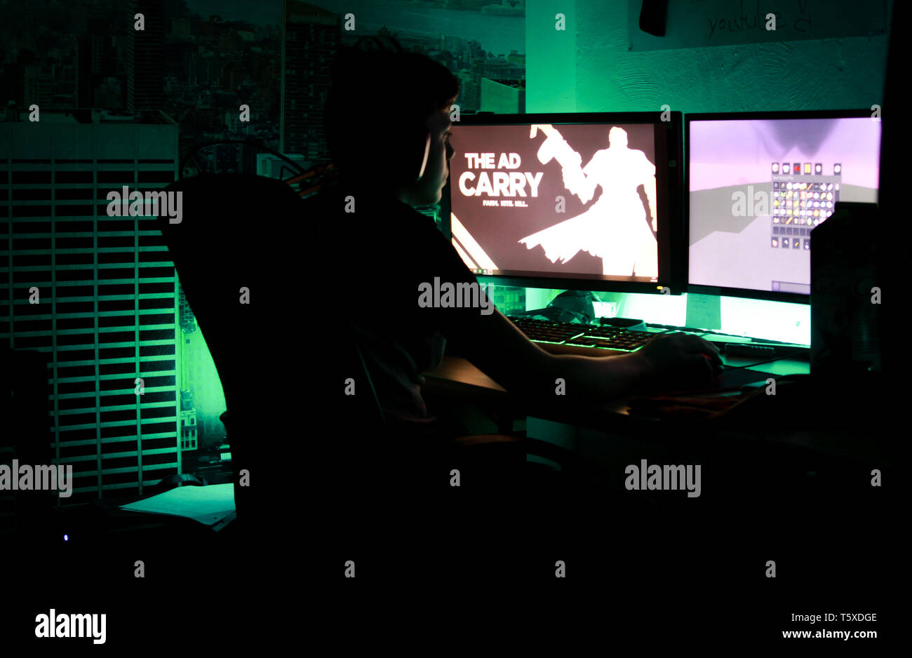 Teenager silhouette computer hi-res stock photography and images - Alamy