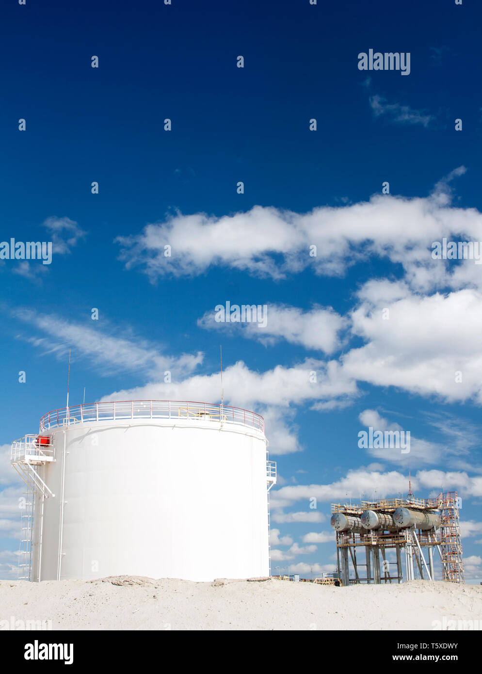Gas refinery plant. Gas station Stock Photo - Alamy