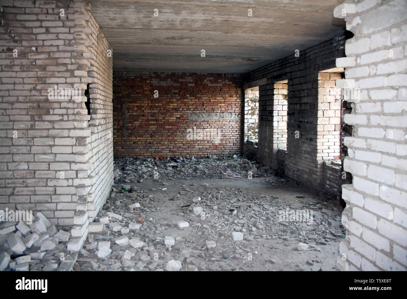 Inside of destroyed house. Bricks Stock Photo - Alamy