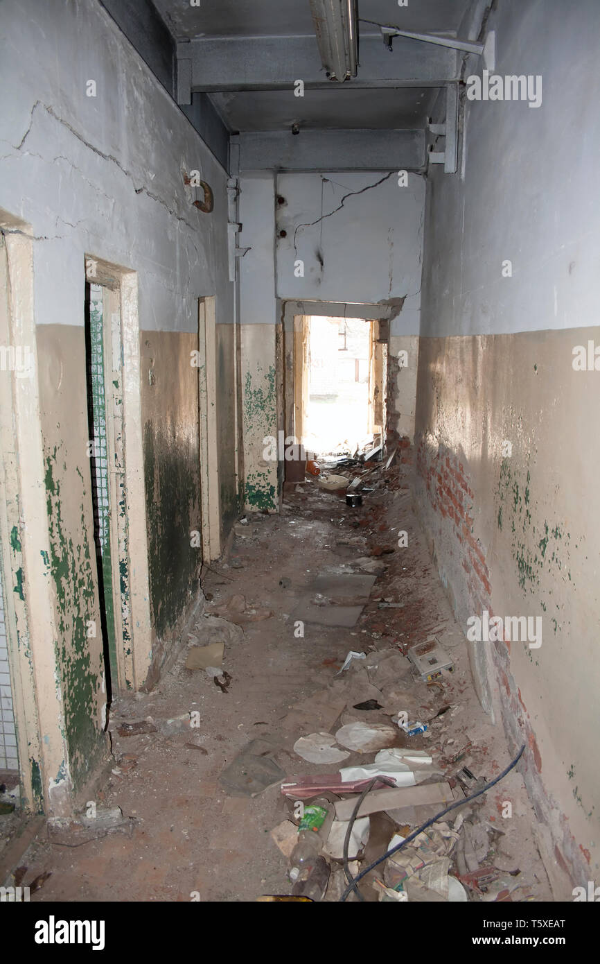 Inside of destroyed house. Ruins of home Stock Photo - Alamy