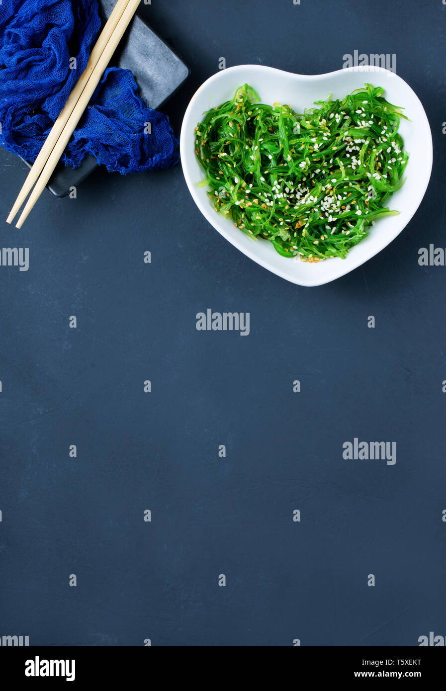chuka salad, chuka wakame in white bowl Stock Photo - Alamy