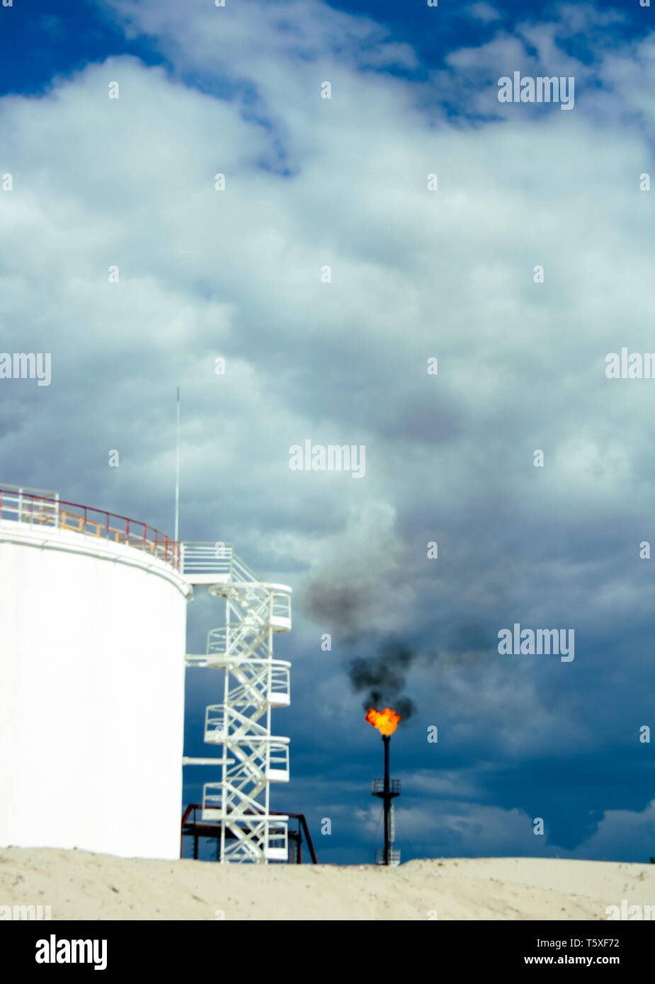 Oil rig fire hi-res stock photography and images - Alamy