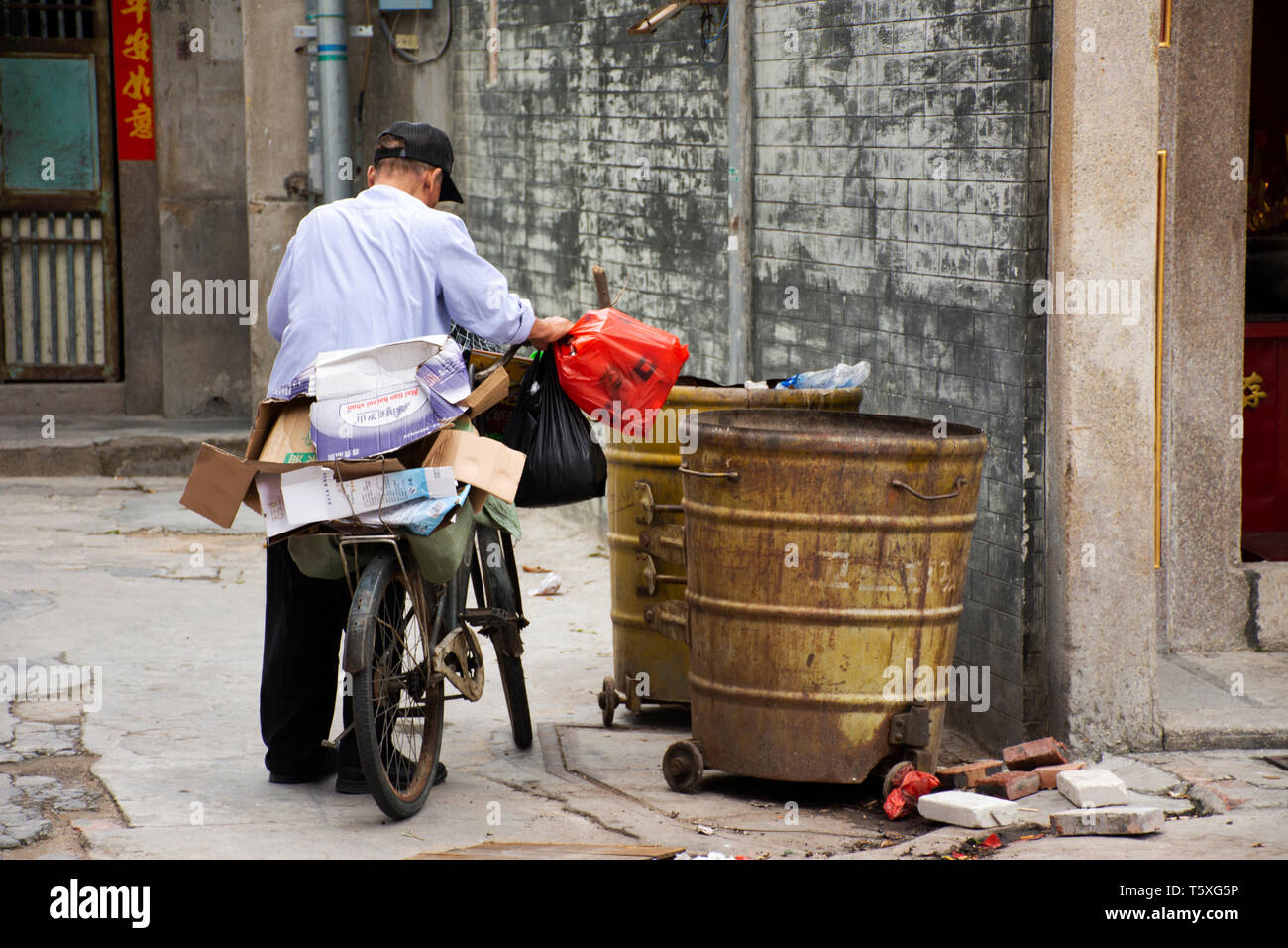 Homeless chinese man hi-res stock photography and images - Alamy
