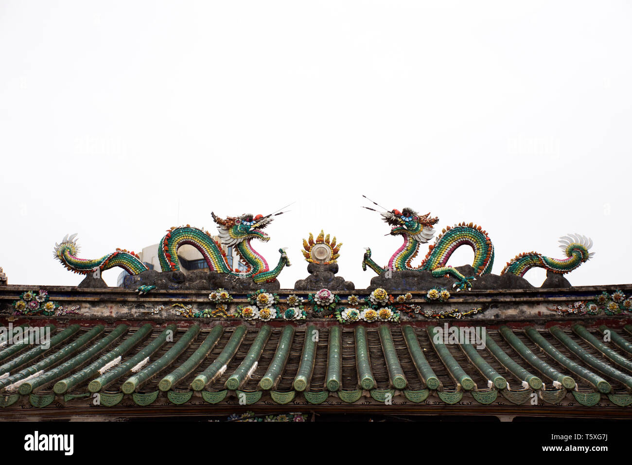 Mythical creatures statue on roof of Guandi shrine and Jinping Temple ...