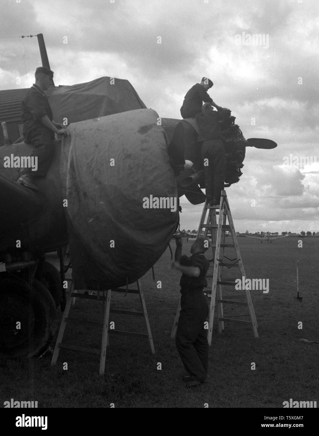 Wehrmacht Luftwaffe Junkers Ju 52 / Ju 52/3m mit Junkers Ju 87 Stuka im ...