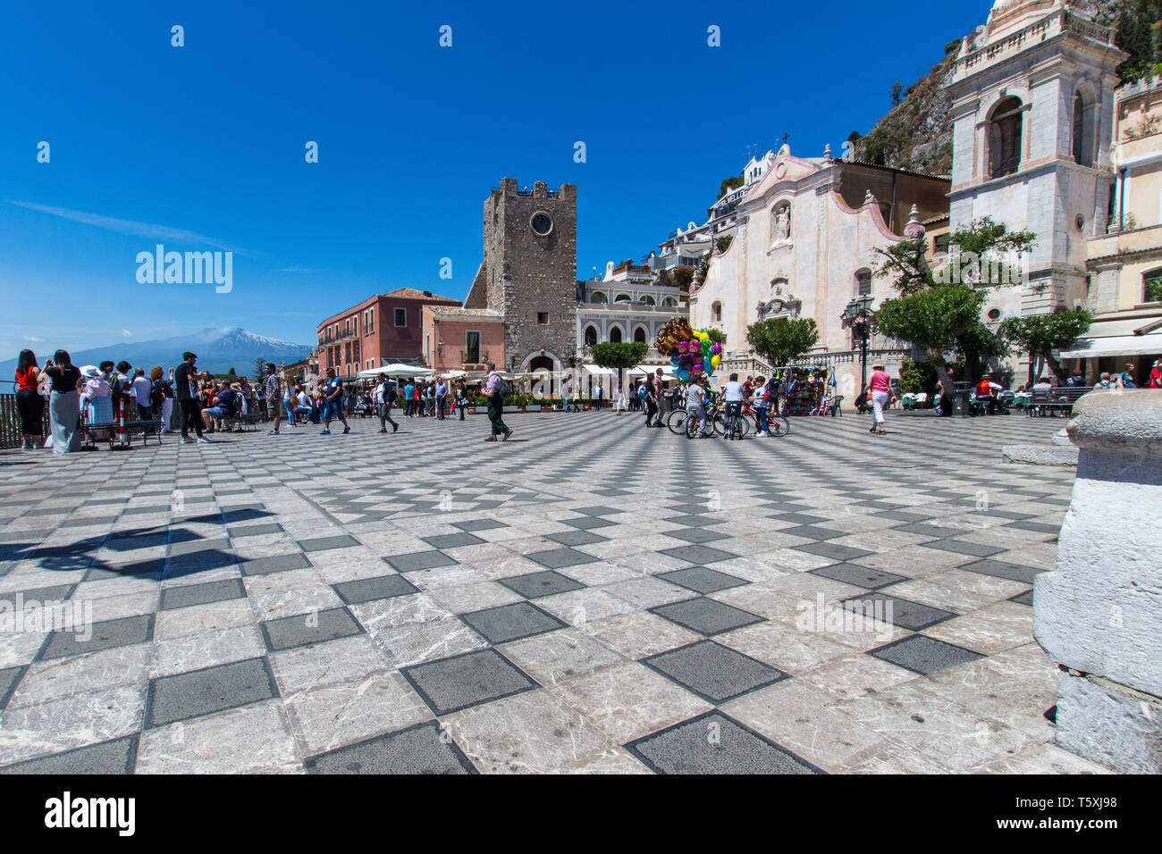 TAORMINA (SICILY) - The main square full of tourists Stock Photo - Alamy