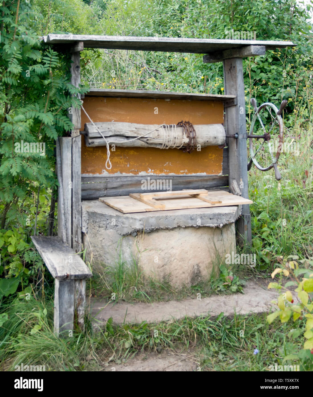 Old water well in solitude countryside Stock Photo - Alamy