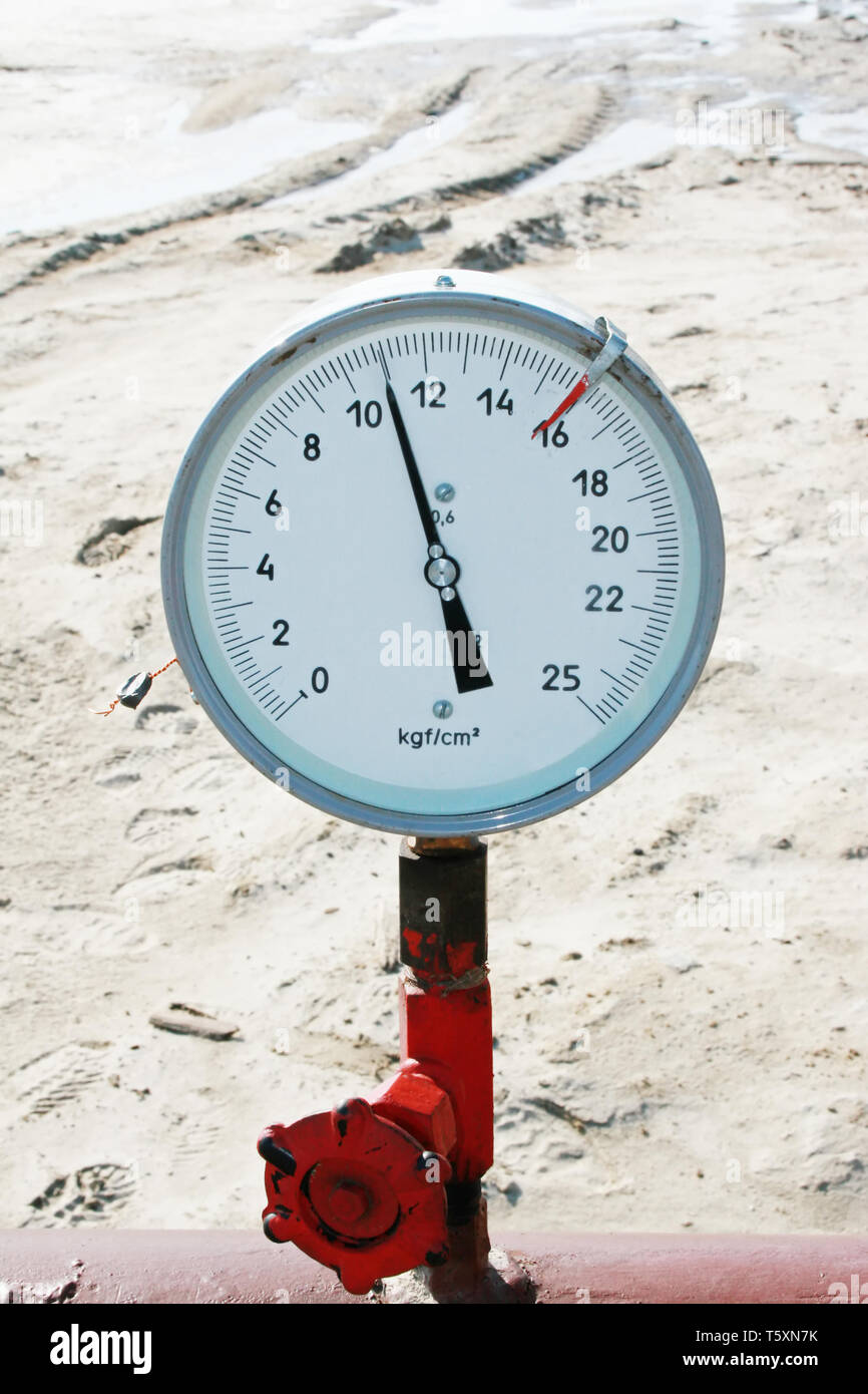 Manometer on a oil pipeline Stock Photo - Alamy