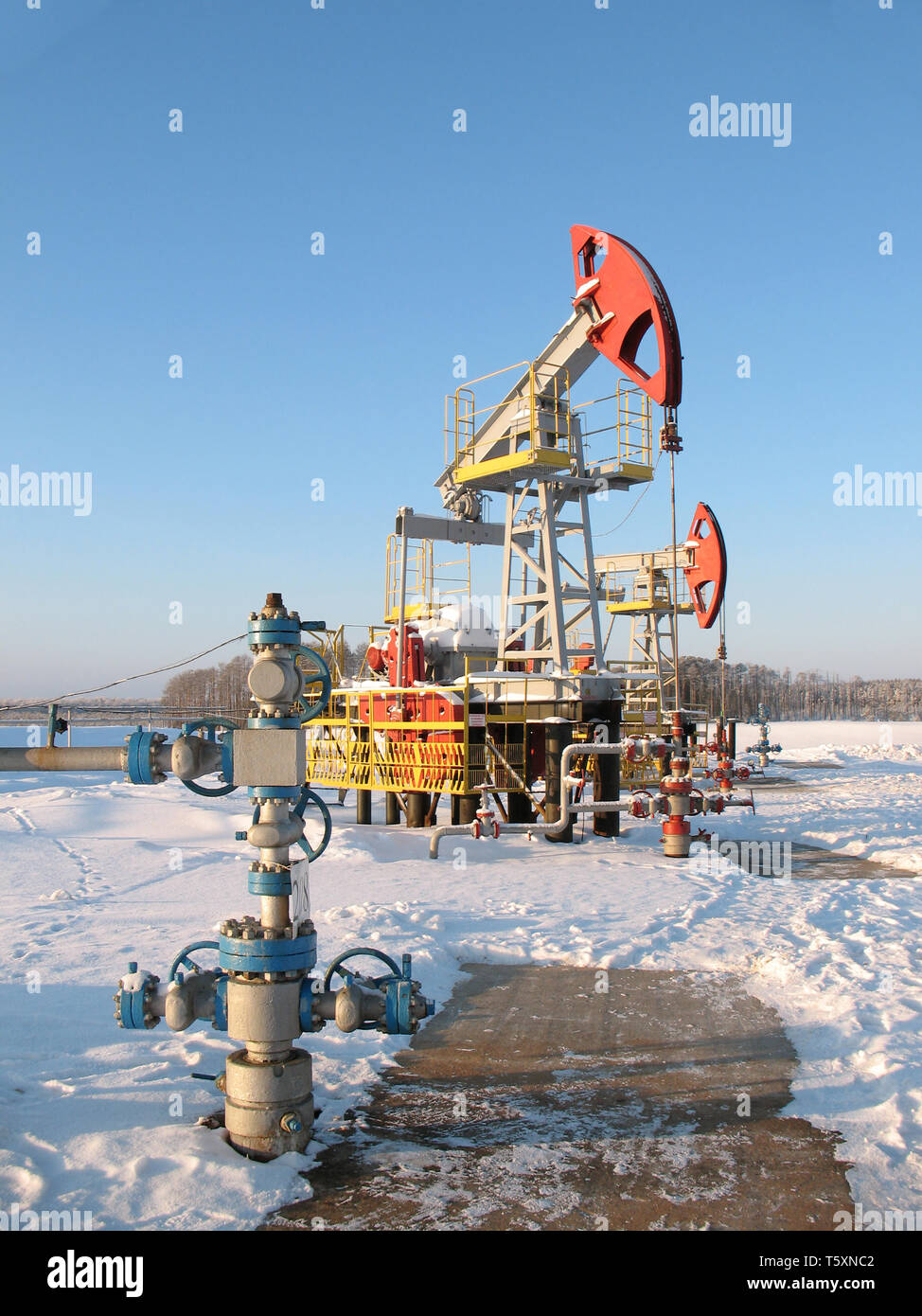 Oil rig ice hi-res stock photography and images - Alamy
