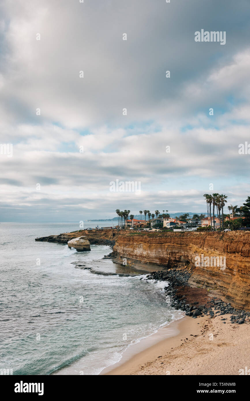 View of cliffs and the Pacific Ocean at Sunset Cliffs Natural Park, in ...