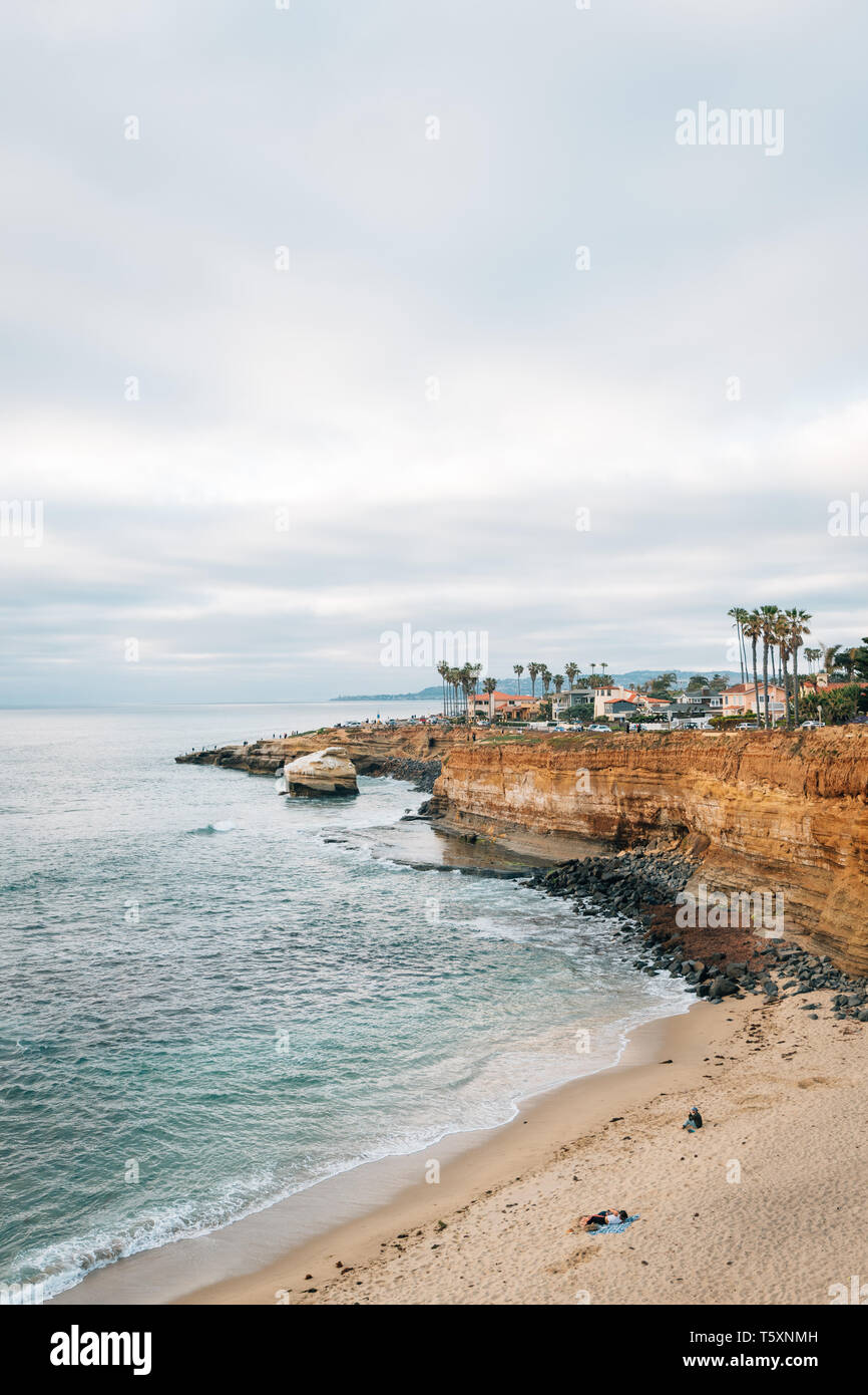 View of cliffs and the Pacific Ocean at Sunset Cliffs Natural Park, in ...