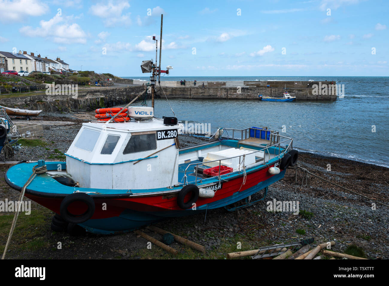 Craster harbour on the Northumberland coast, Craster Village, England ...