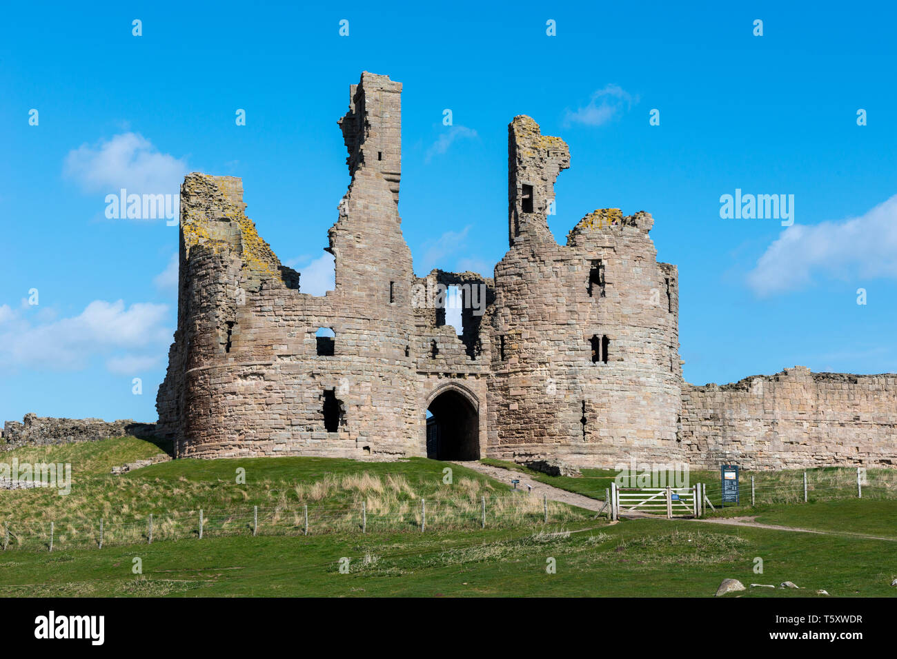 Entrance Gatehouse at Dunstanburgh Castle, Northumberland, England, UK ...