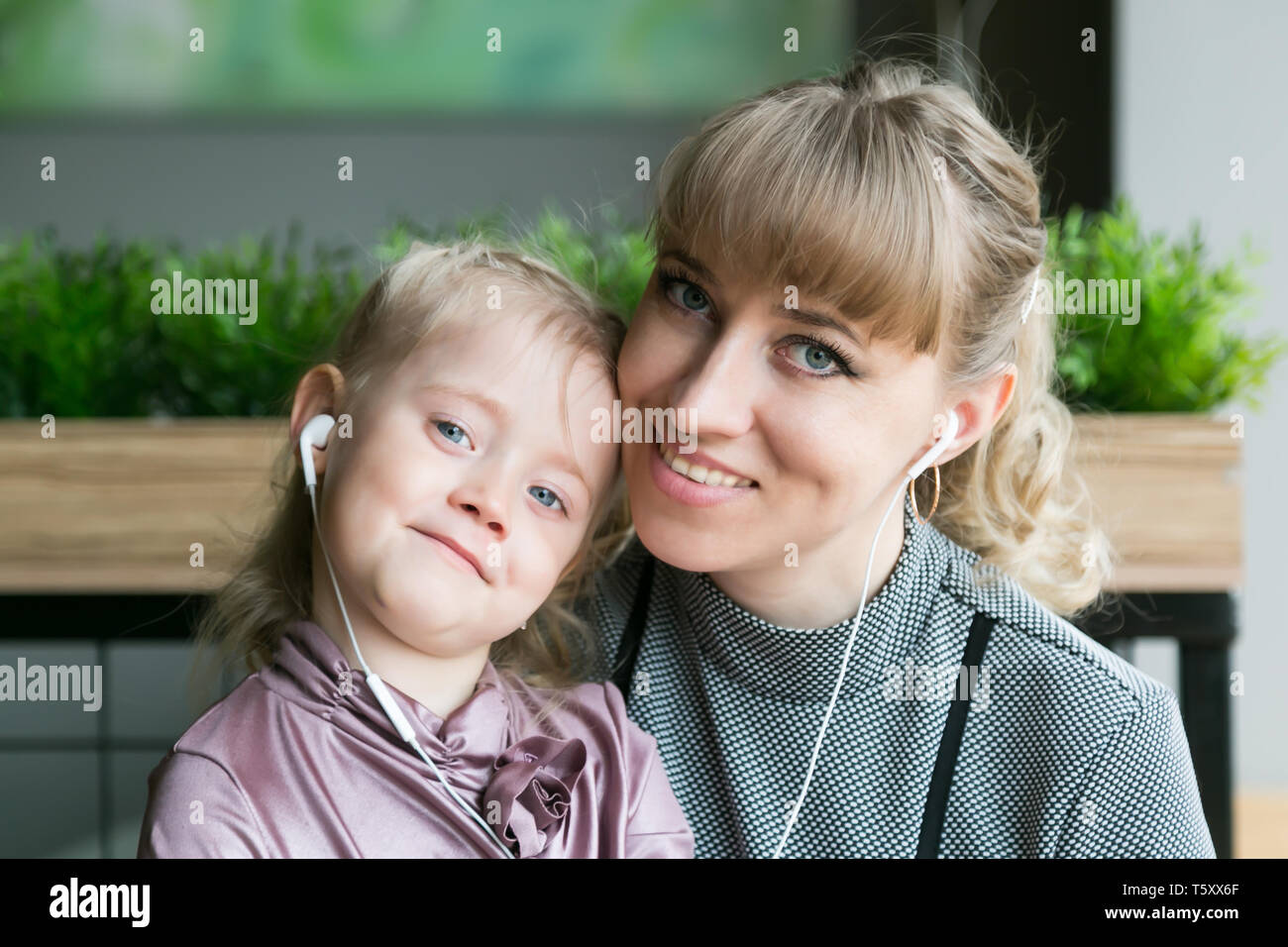 Listen 35 years hi-res stock photography and images - Alamy