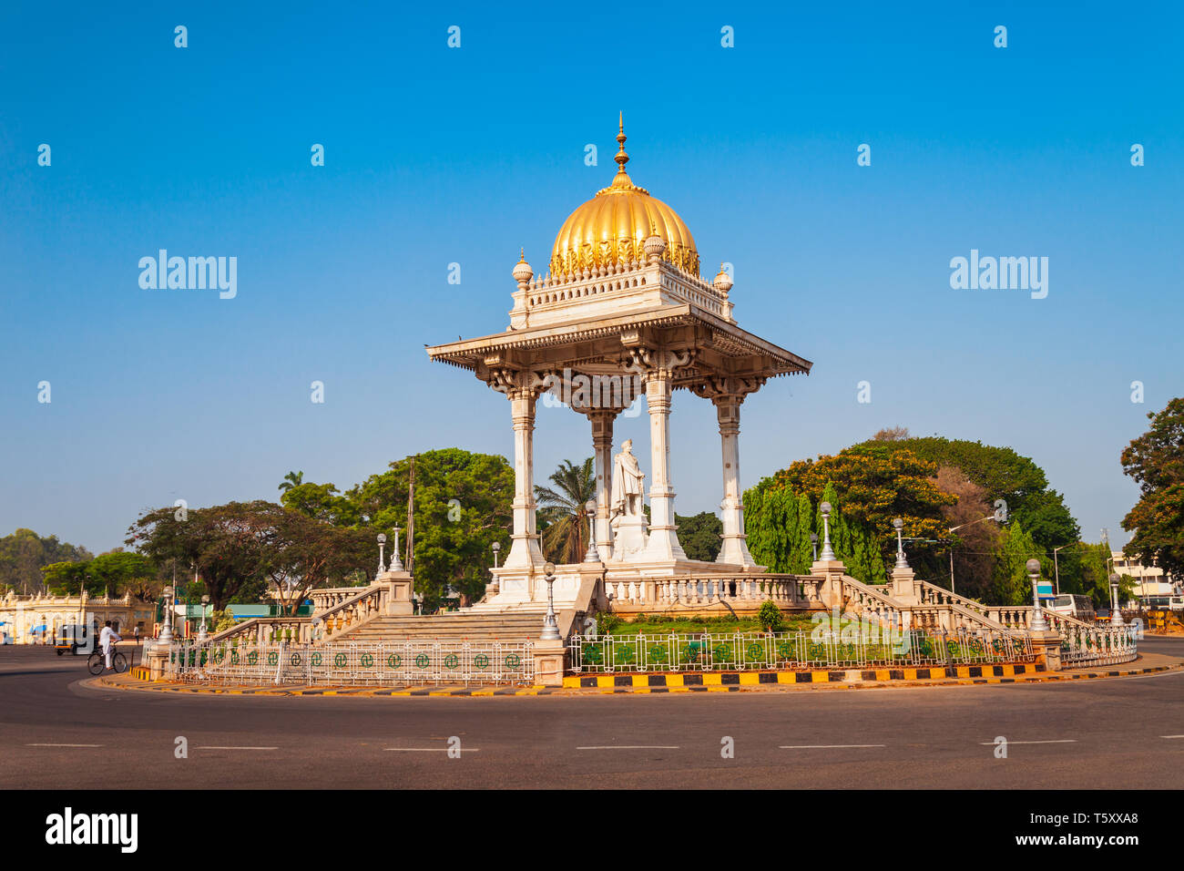 Statue of Maharaja Chamarajendar Wodeyar king in the centre of Mysore ...