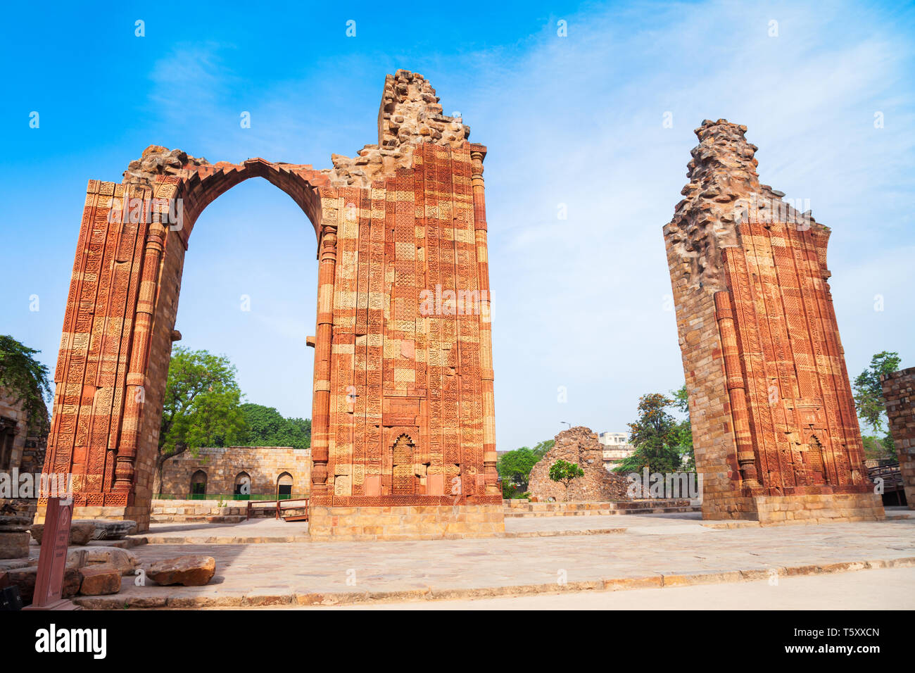 Iron pillar of Delhi or Ashoka Pillar and courtyard of Quwwat-ul-Islam ...