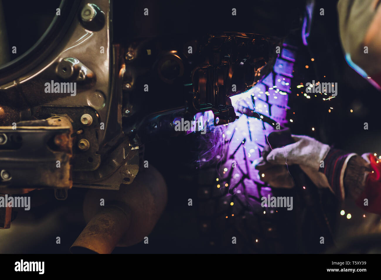 Car body part in welding hi-res stock photography and images - Alamy