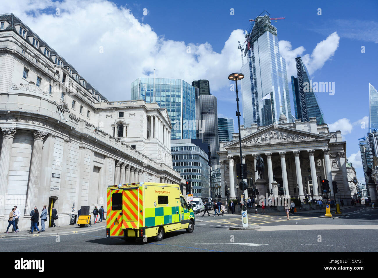 The old lady threadneedle street hi-res stock photography and images ...