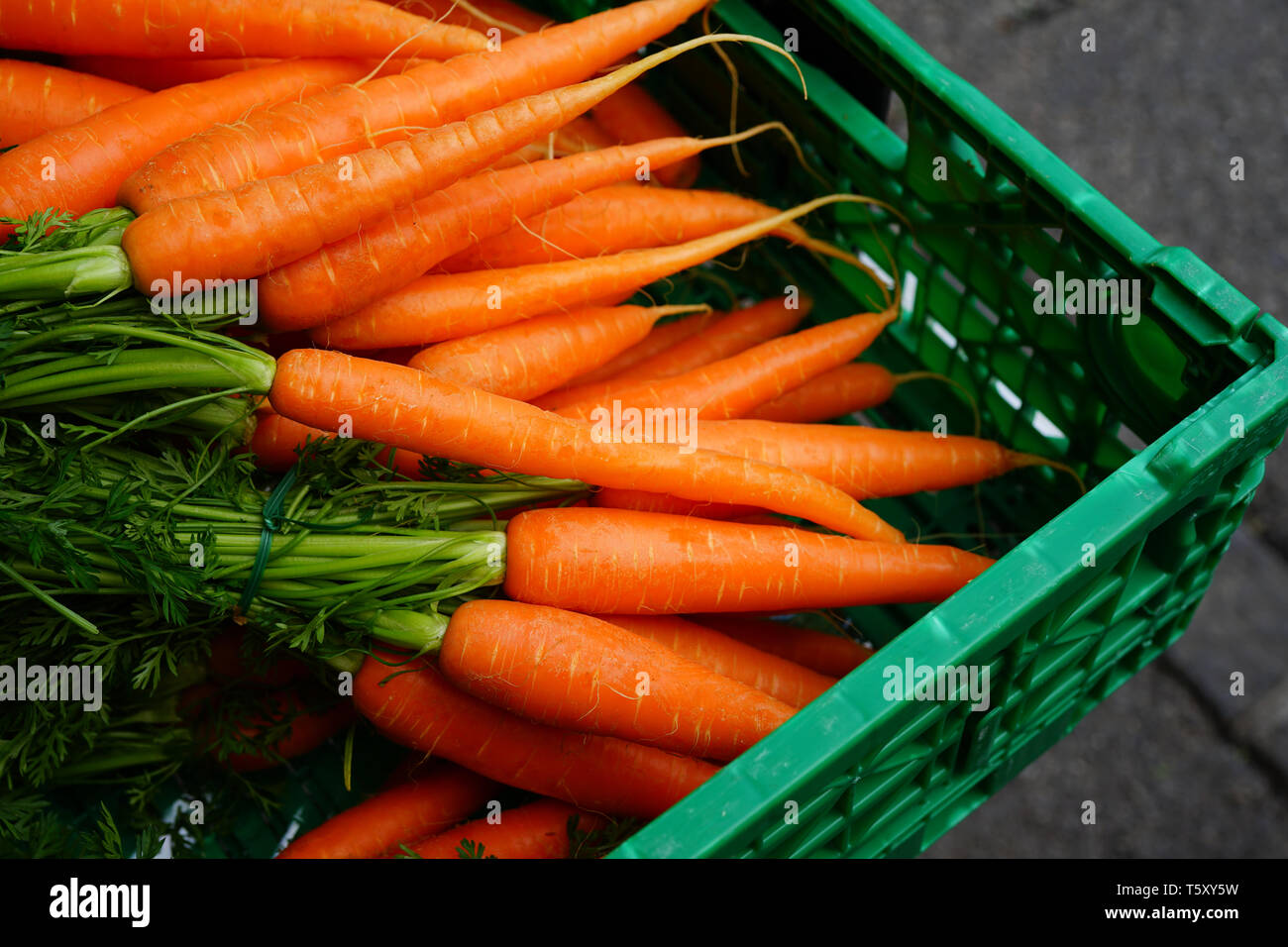 Fresh carrots for sale at a farmers market Stock Photo - Alamy