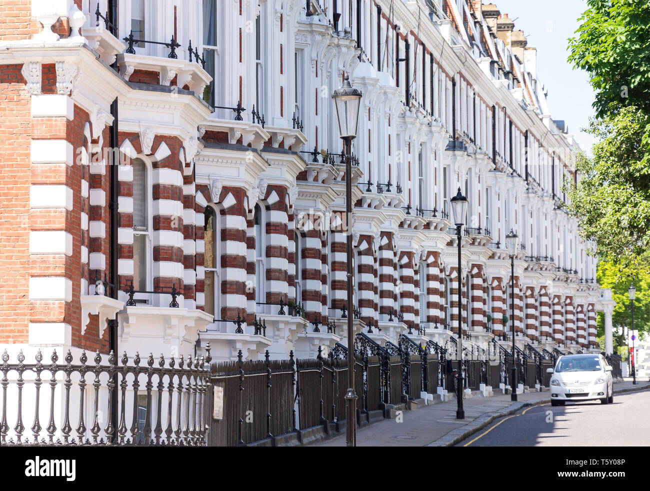 Kensington chelsea housing hi-res stock photography and images - Alamy
