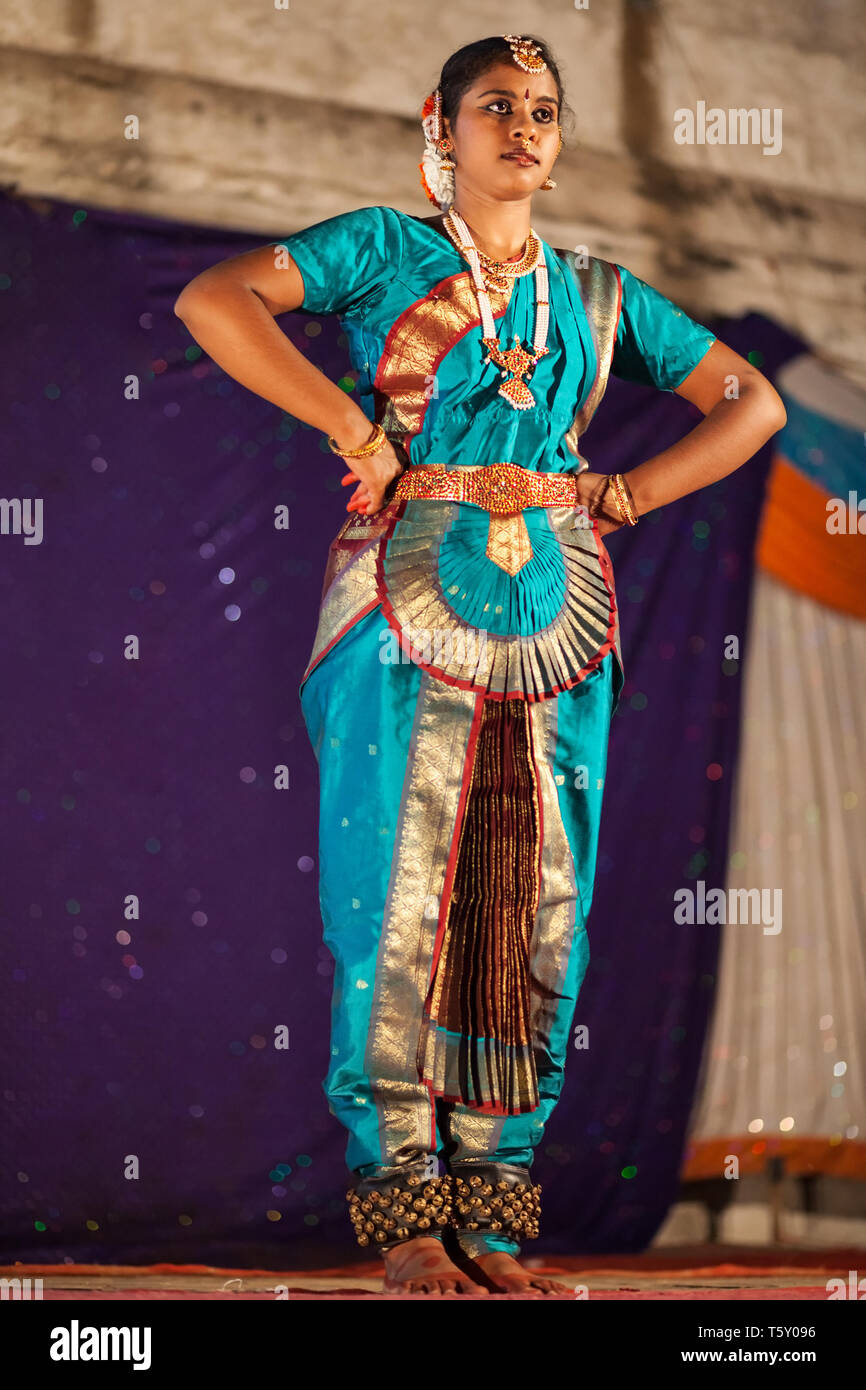 HAMPI, INDIA - FEBRUARY 20, 2012: Unidentified artist performing ...
