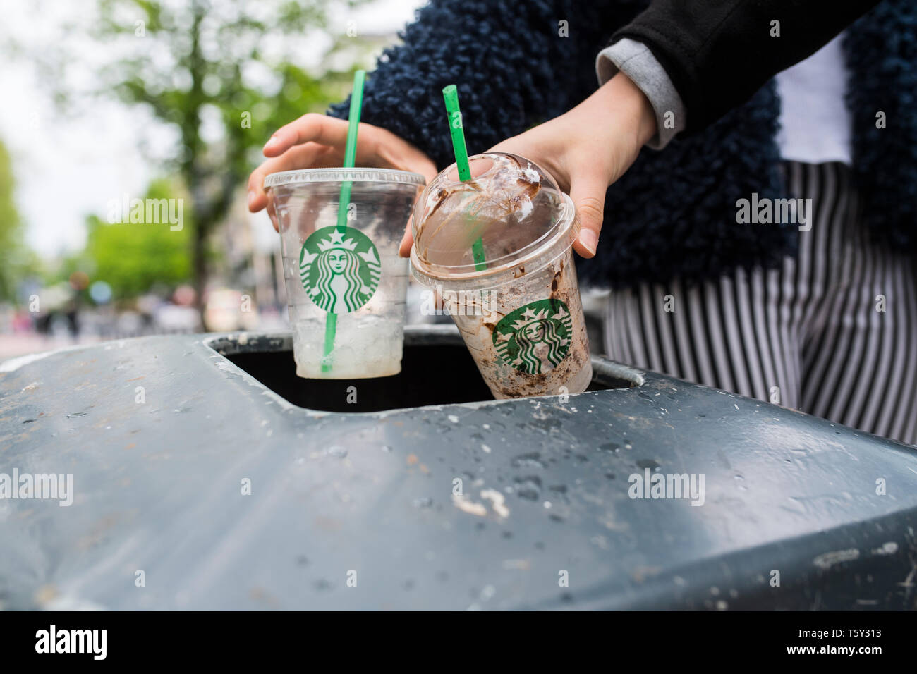 Starbucks coffee friends hi-res stock photography and images - Alamy