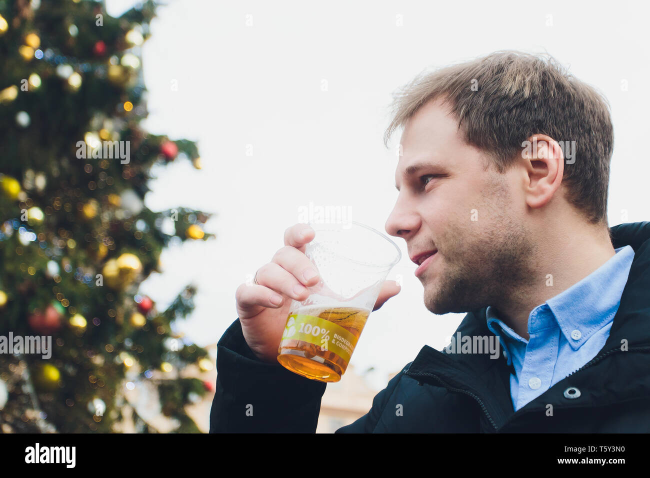 homeless man drinking beer outside in the street Stock Photo - Alamy