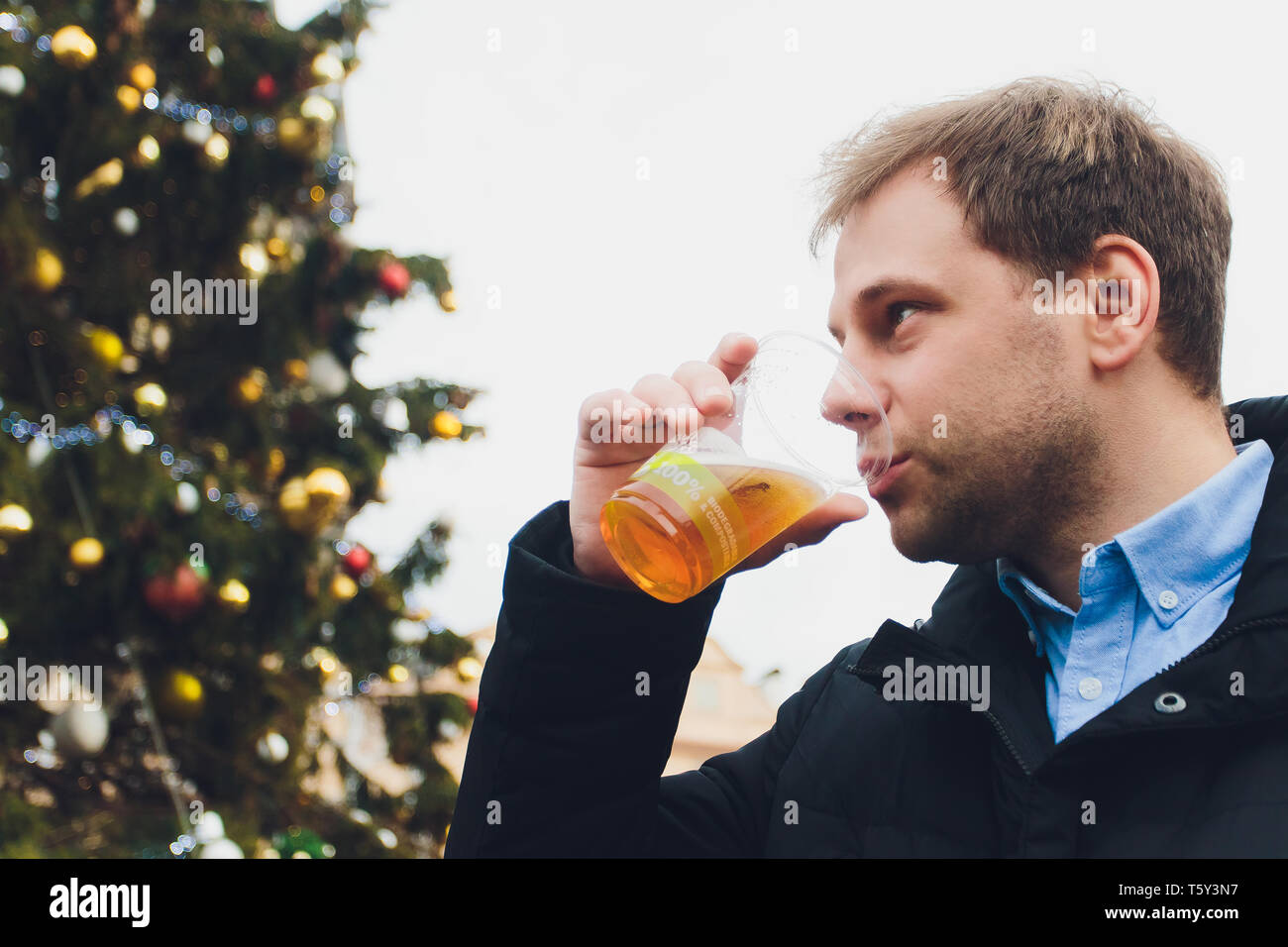 homeless man drinking beer outside in the street Stock Photo - Alamy