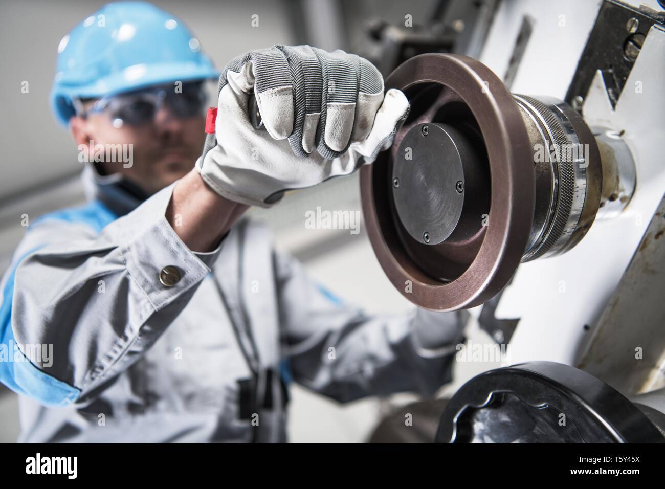 Manual Lathe Caucasian Operator. Metalworking Industry Stock Photo - Alamy