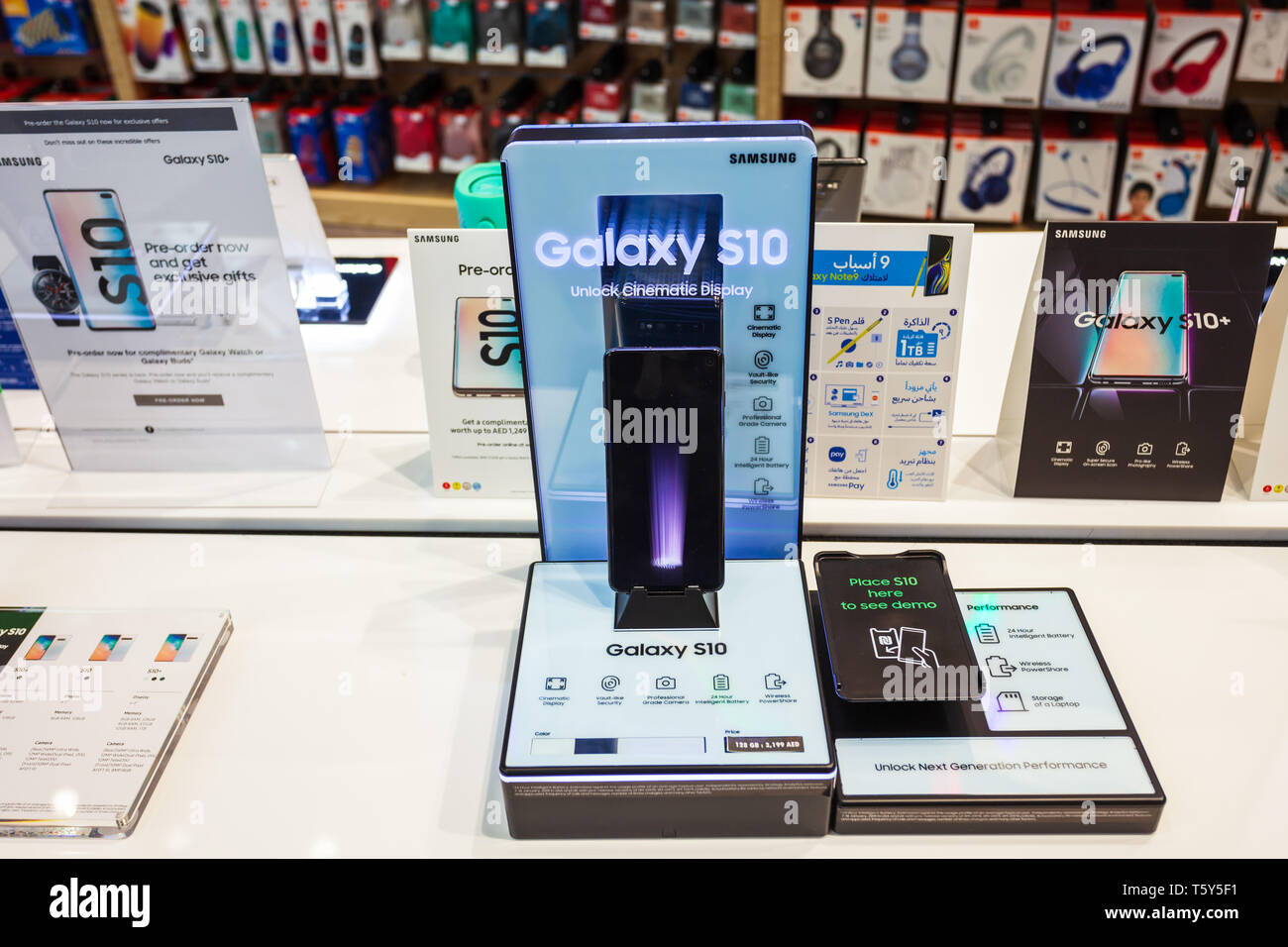 Samsung store interior hi-res stock photography and images - Alamy