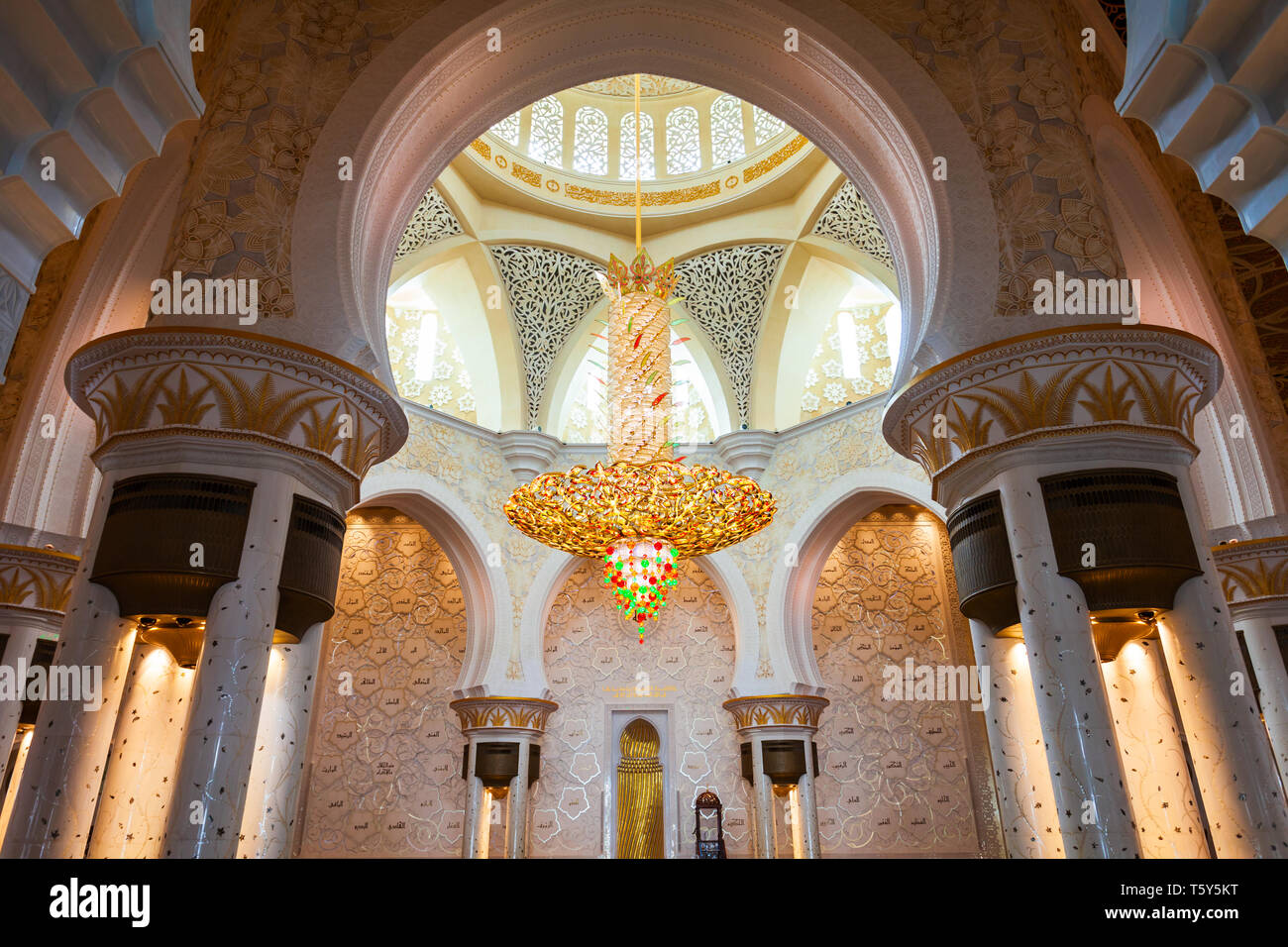 ABU DHABI, UAE - FEBRUARY 28, 2019: Chandelier in the praying hall of ...