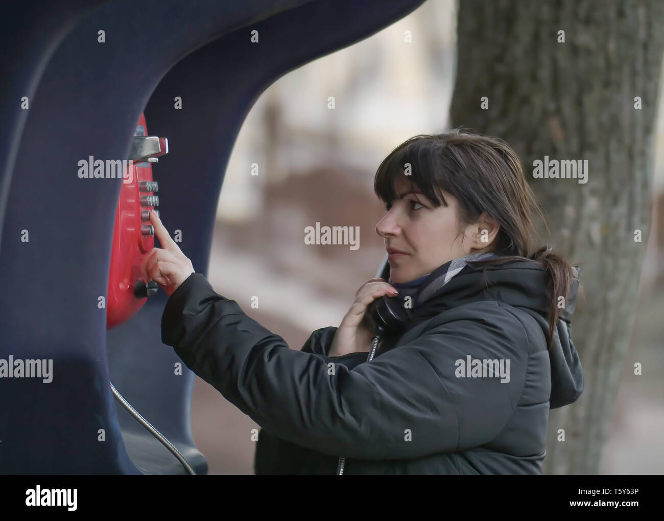 Woman payphone telephone hi-res stock photography and images - Alamy