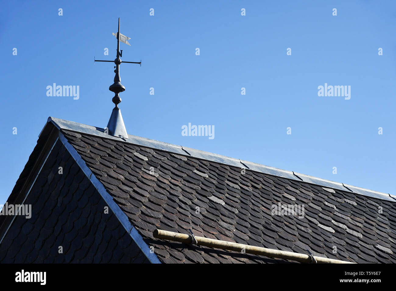 Lauze roof tiles hi-res stock photography and images - Alamy