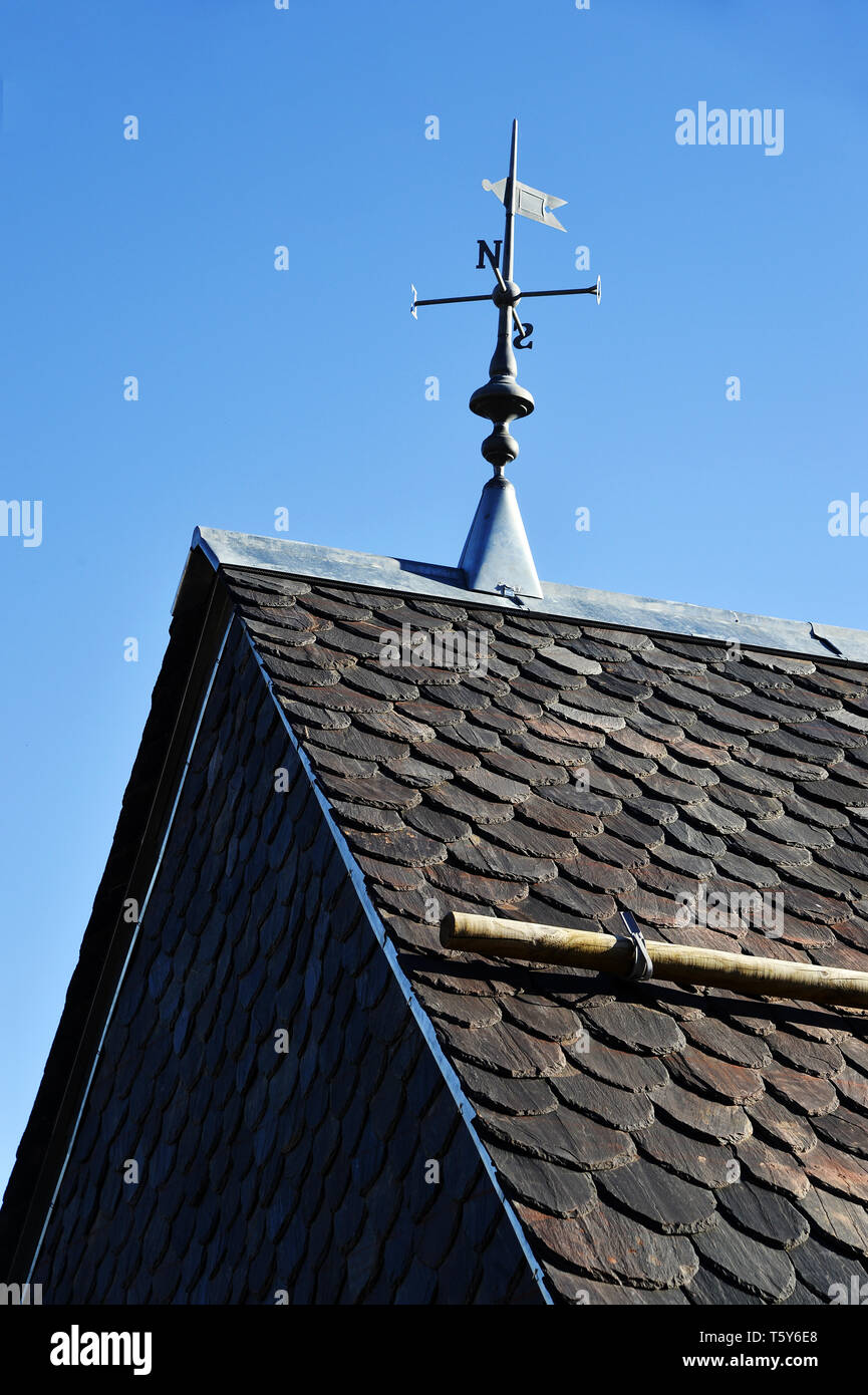Lauze roof tiles hi-res stock photography and images - Alamy