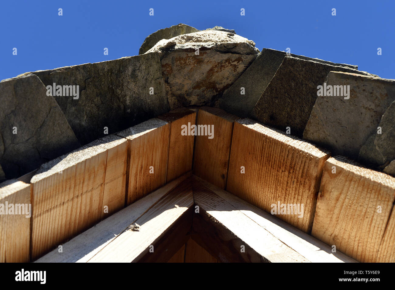 Lauze stone roof hi-res stock photography and images - Alamy