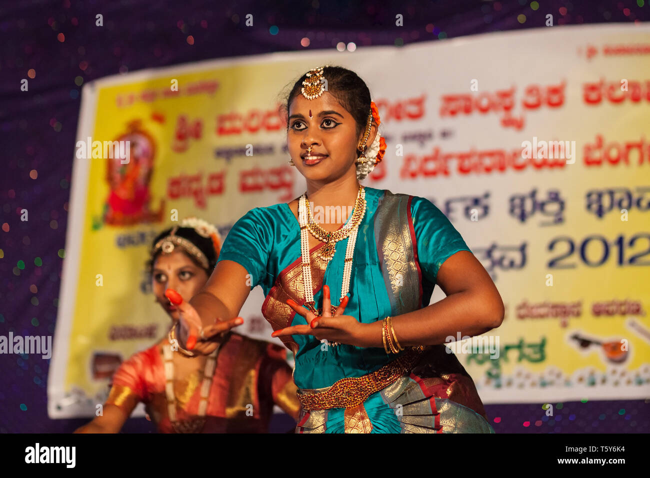 HAMPI, INDIA - FEBRUARY 20, 2012: Unidentified artist performing ...