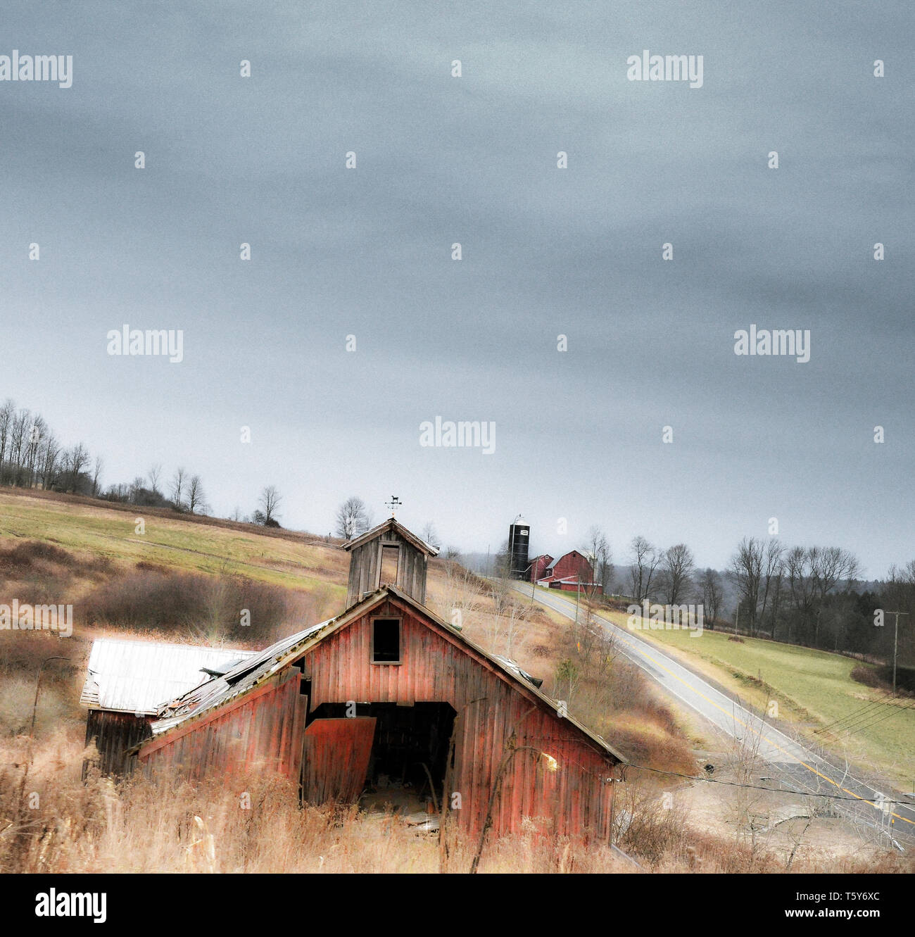 Red barn storm clouds hi-res stock photography and images - Alamy
