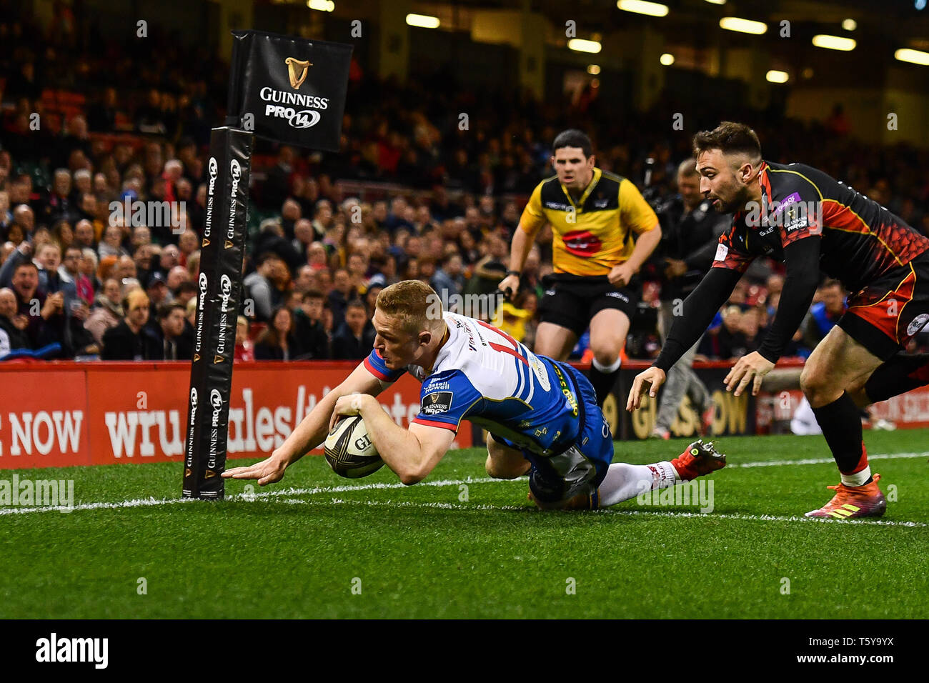 Johnny mcnicholl wales scarlets hi-res stock photography and images - Alamy