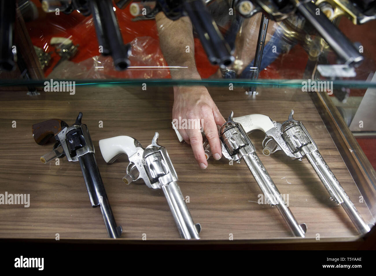 Guns in display case hi-res stock photography and images - Alamy