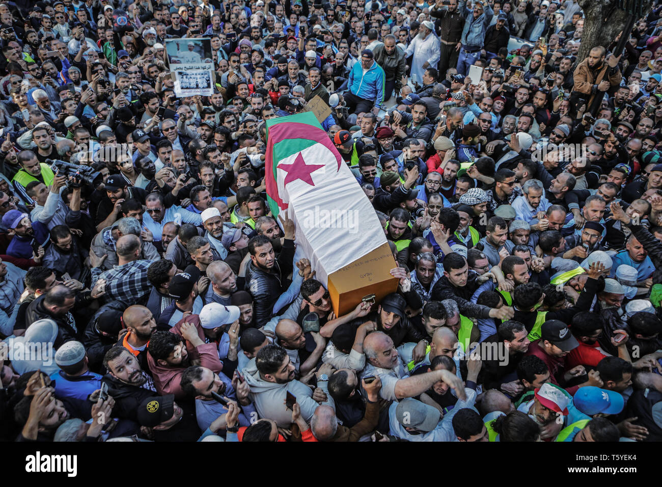 Algiers, Algeria. 27th Apr, 2019. Algerians carry the coffin of Abassi ...