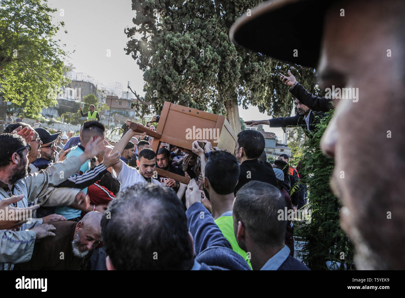 Algiers, Algeria. 27th Apr, 2019. Algerians carry the coffin of Abassi ...