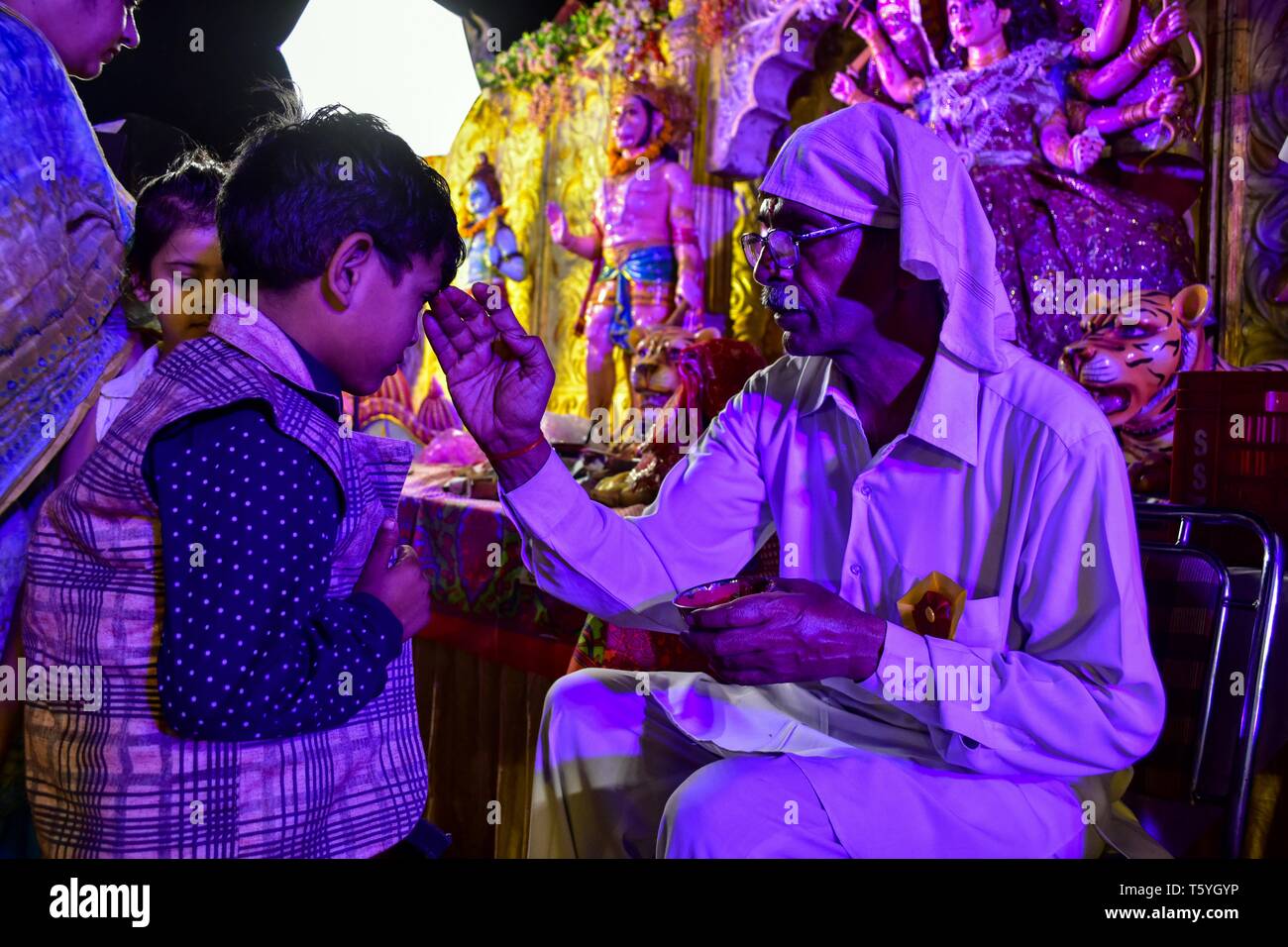 Punjab, Punjab, India. 27th Apr, 2019. A priest seen applying tika to a ...