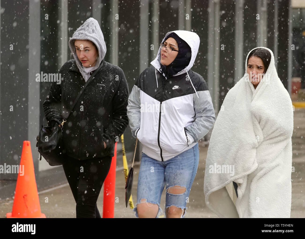 Chicago, USA. 27th Apr, 2019. People walk amid snow at downtown Chicago ...