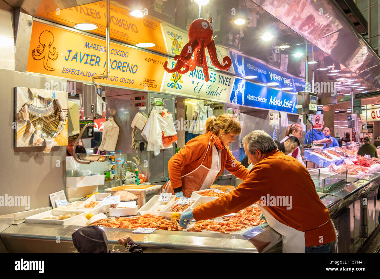 Shellfish in market stall inside hi-res stock photography and images ...