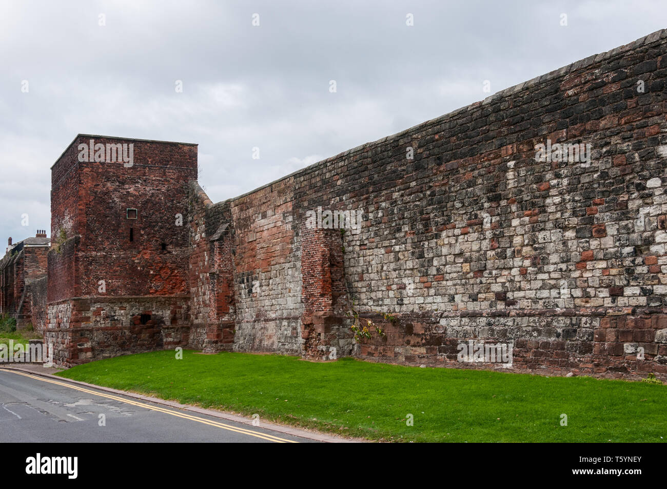 Buttressed brick wall hi-res stock photography and images - Alamy