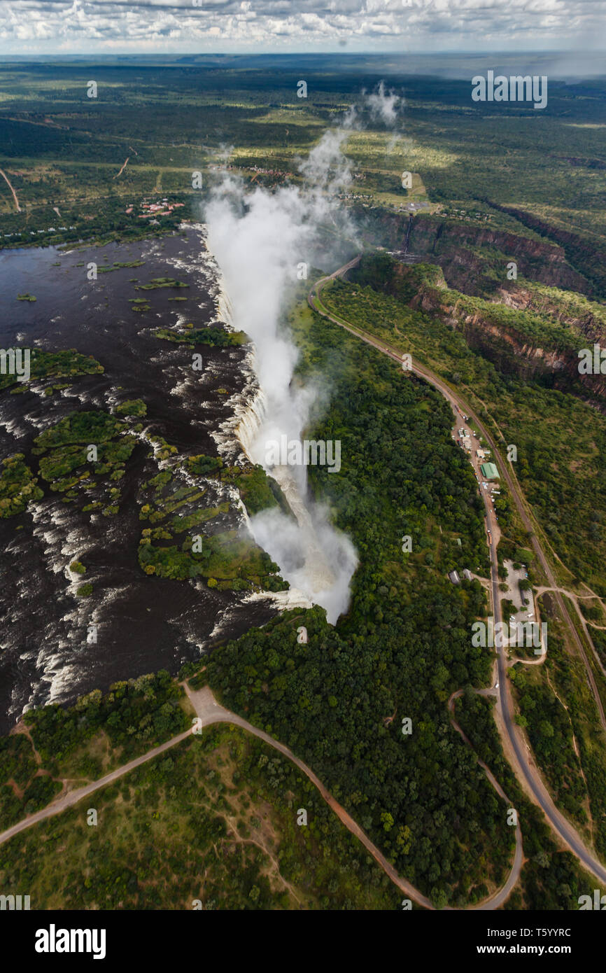 Longitudinal aerial view of the immense edge of Victoria Falls in ...