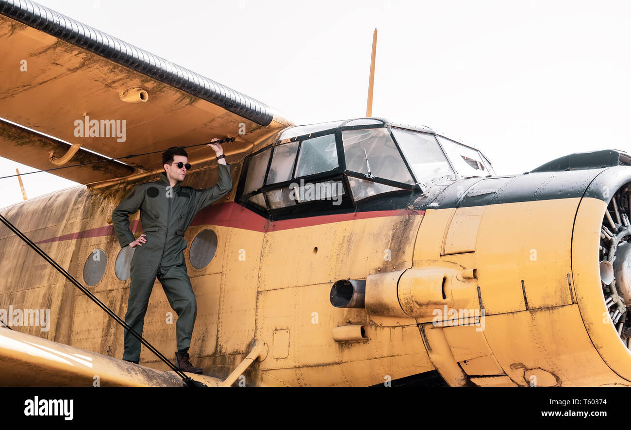 Airplane pilot standing on sunset hi-res stock photography and images ...