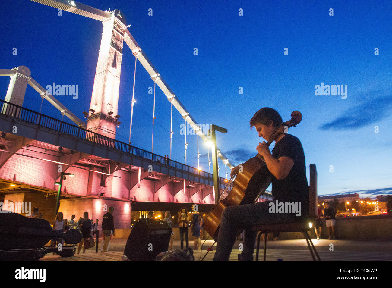 Viola instrument hi-res stock photography and images - Alamy