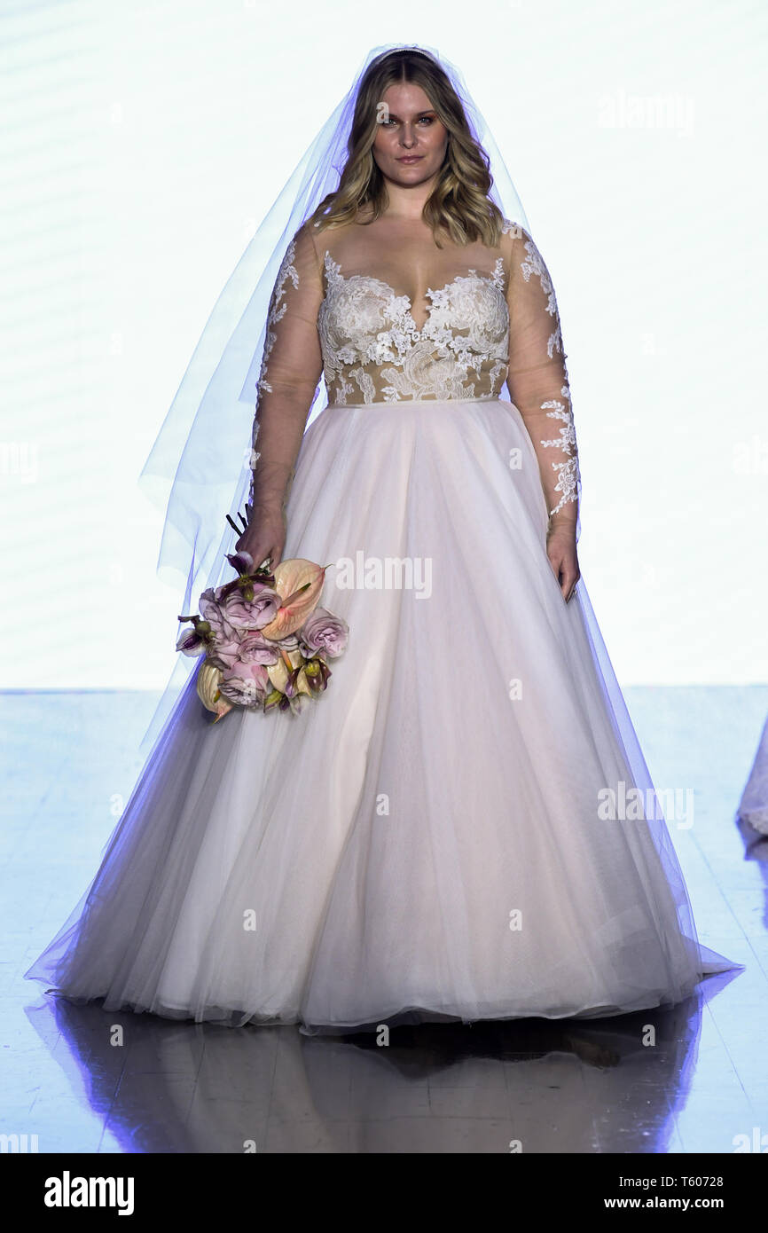 Plus size model 2019 hi-res stock photography and images - Alamy