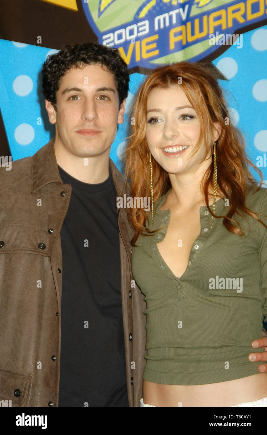 Jason Biggs & Alyson Hannigan at the 2003 MTV Movie Awards, held at The ...